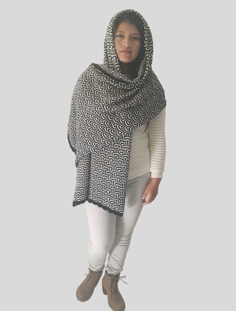 Chal de Alpaca Negro y Gris – Tejido a Mano con Efecto 3D